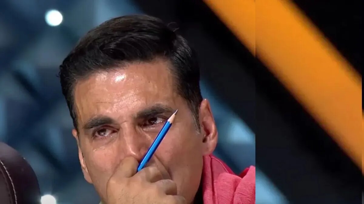 Akshay Kumar starts crying after listening to her sisters audio clip