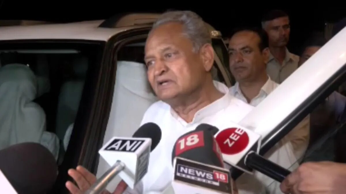 ashok gehlot arrives delhi to meet sonia gandhi rajasthan congress